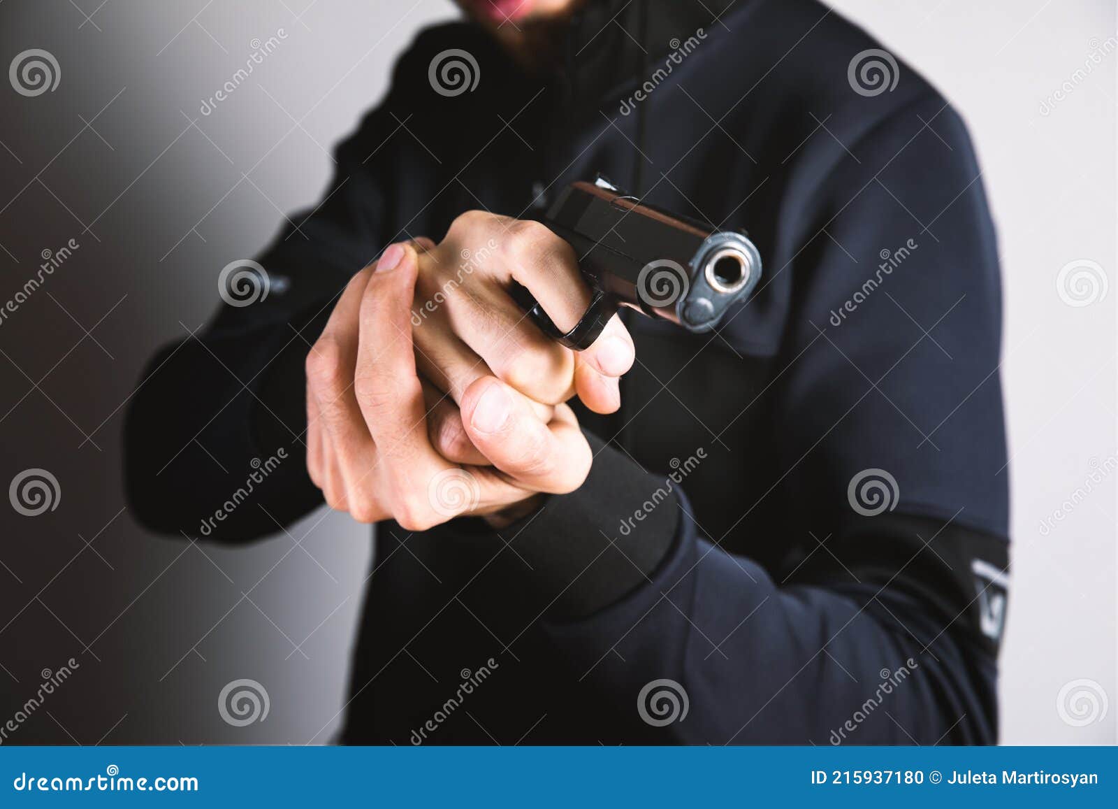 Hombre Con Una Pistola Negra En La Mano Foto de archivo - Imagen de ... Hombre Con Una Pistola Negra En La Mano Foto de archivo - Imagen de ...