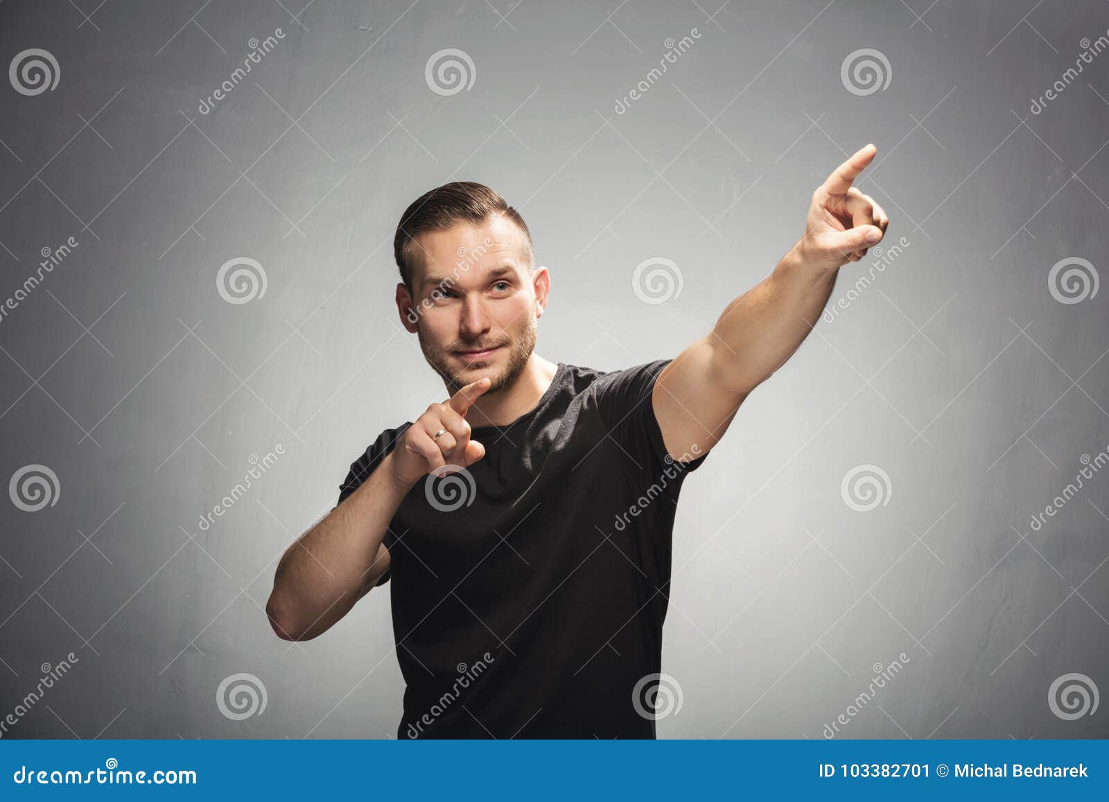 Hombre Confiado En Gesto Que Gana Imagen de archivo - Imagen de ...