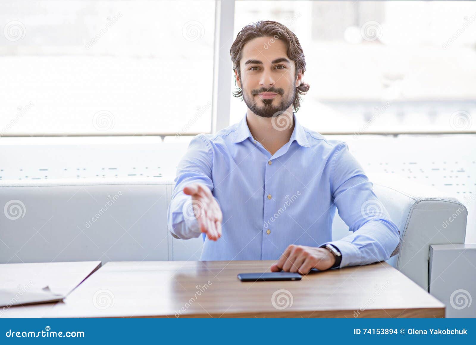 Hombre Confiado Que Propone Sentarse Foto de archivo - Imagen de ...