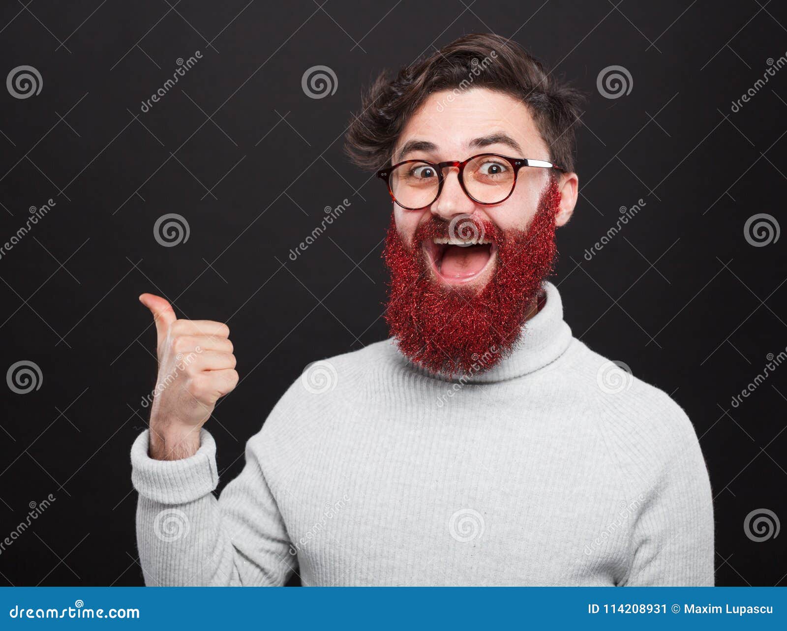 Hombre Contento Con Gesticular De La Barba Que Brilla Imagen de archivo ...