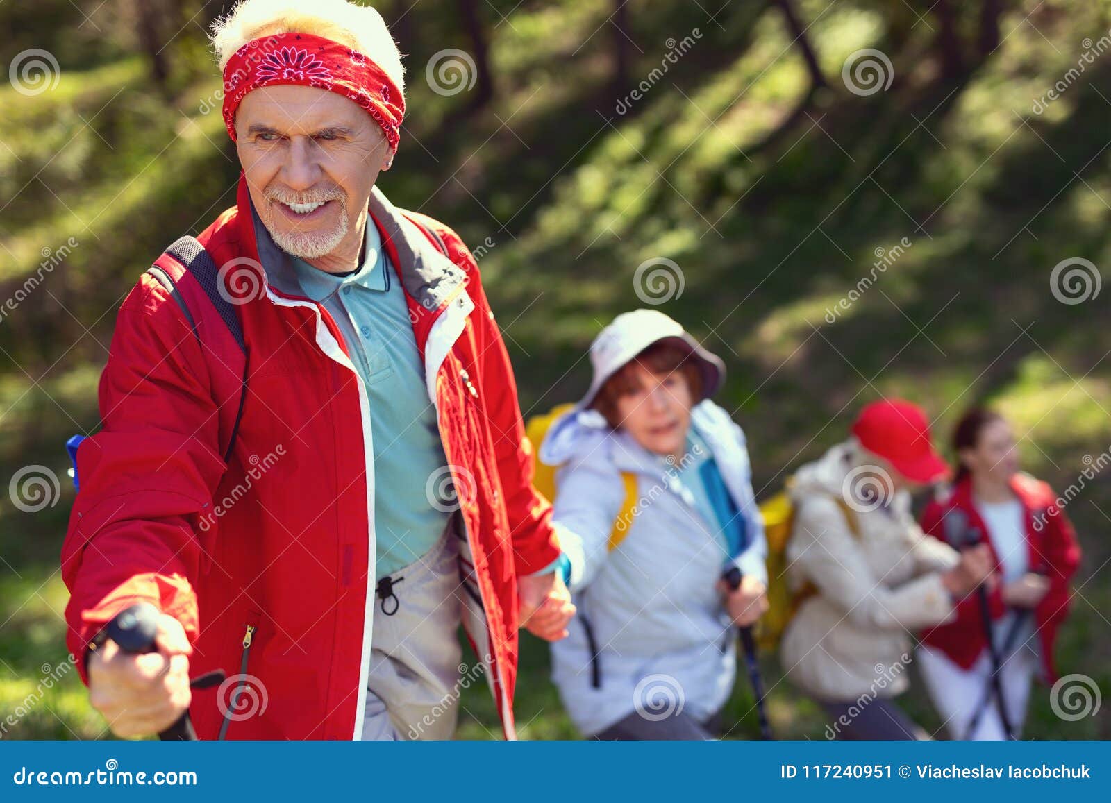 Hombre Contento Que Camina Con Su Equipo Imagen de archivo - Imagen de ...