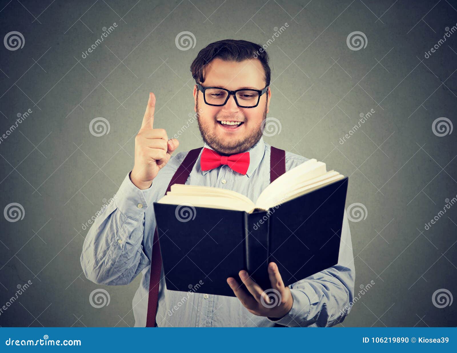 Hombre Contento Que Tiene Idea Mientras Que Libro De Lectura Foto de ...