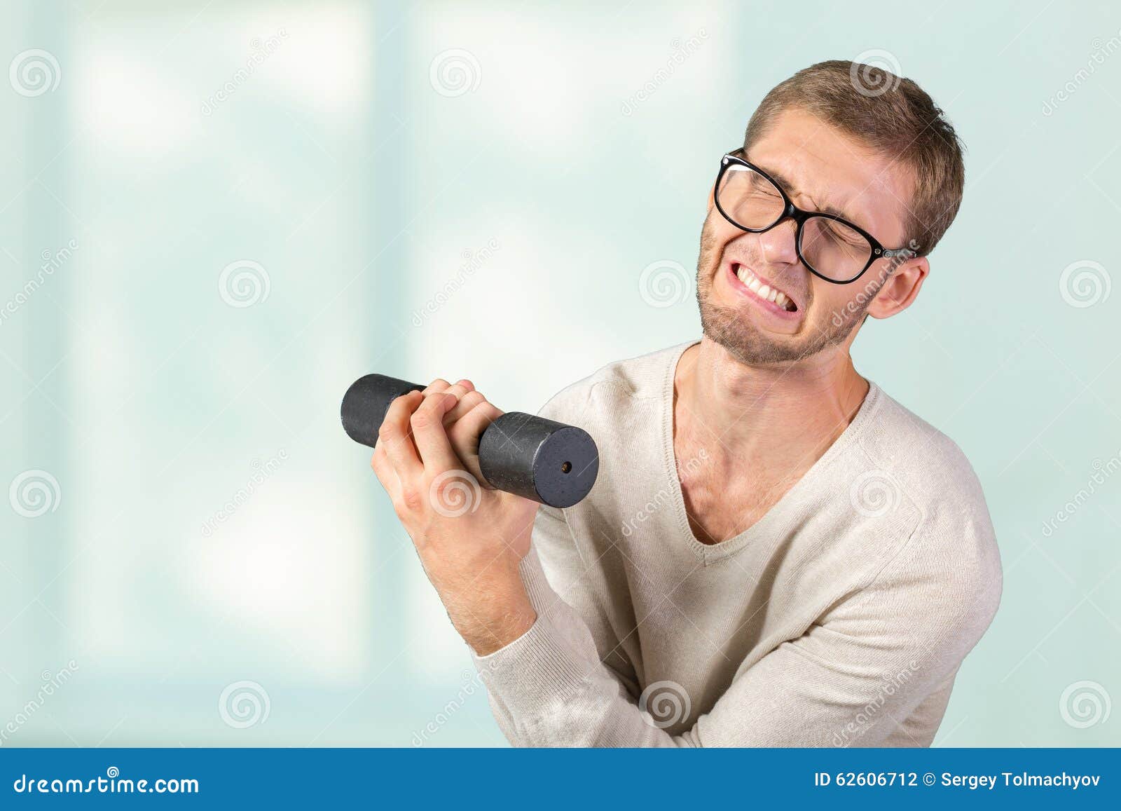 Hombre débil divertido foto de archivo. Imagen de entrenamiento - 62606712