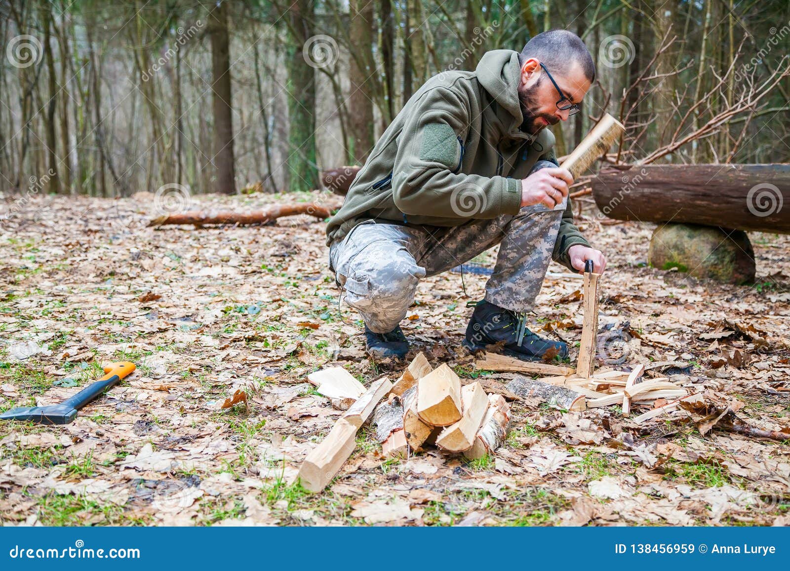 Hombre de Bushcrafting imagen de archivo. Imagen de entrenamiento ...