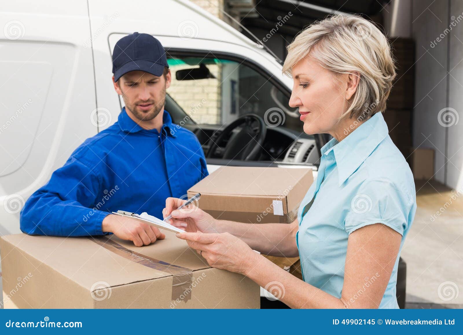 Hombre De Entrega Feliz Con El Cliente Imagen de archivo - Imagen de ...