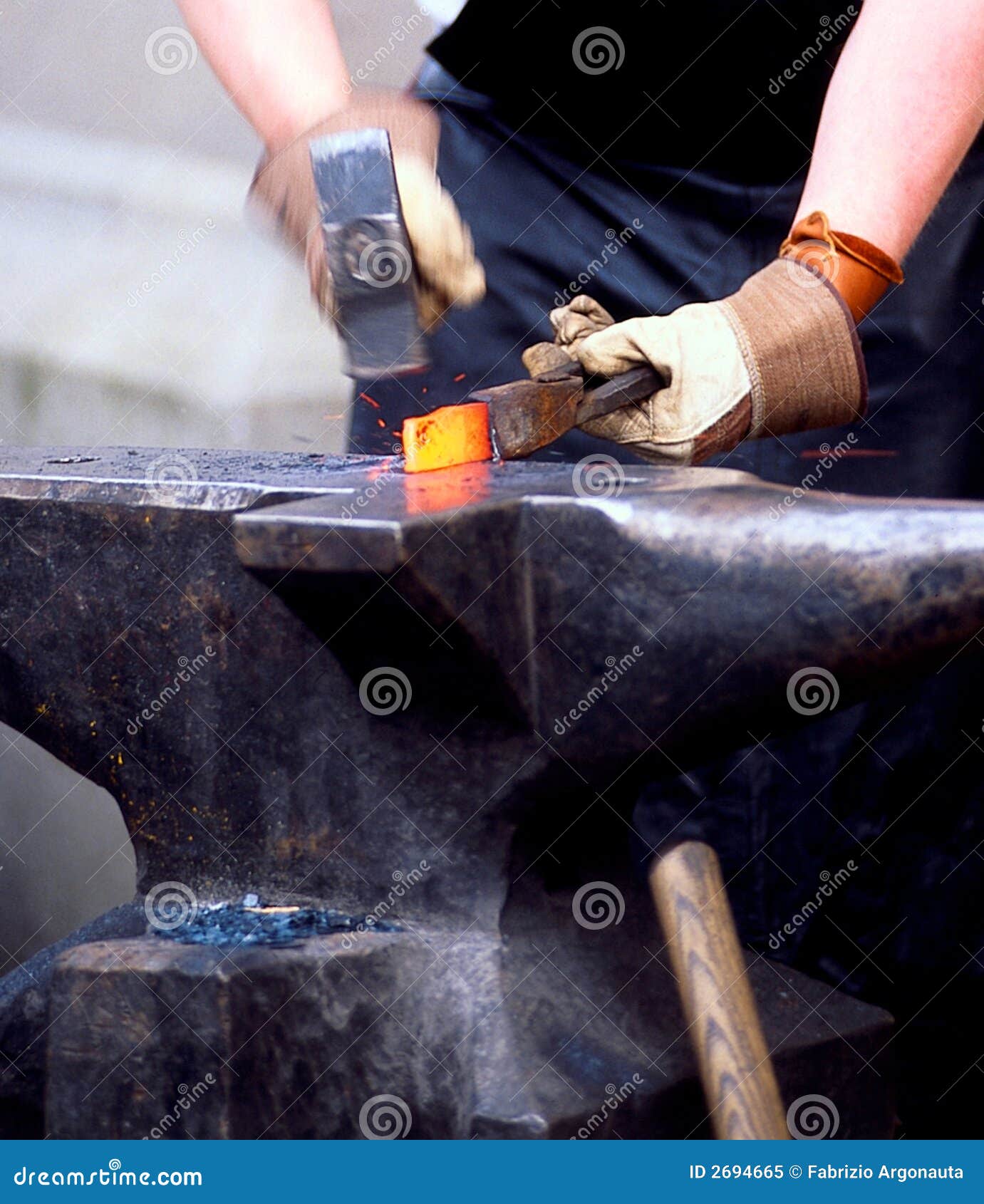 Hombre de la fragua imagen de archivo. Imagen de gente - 2694665
