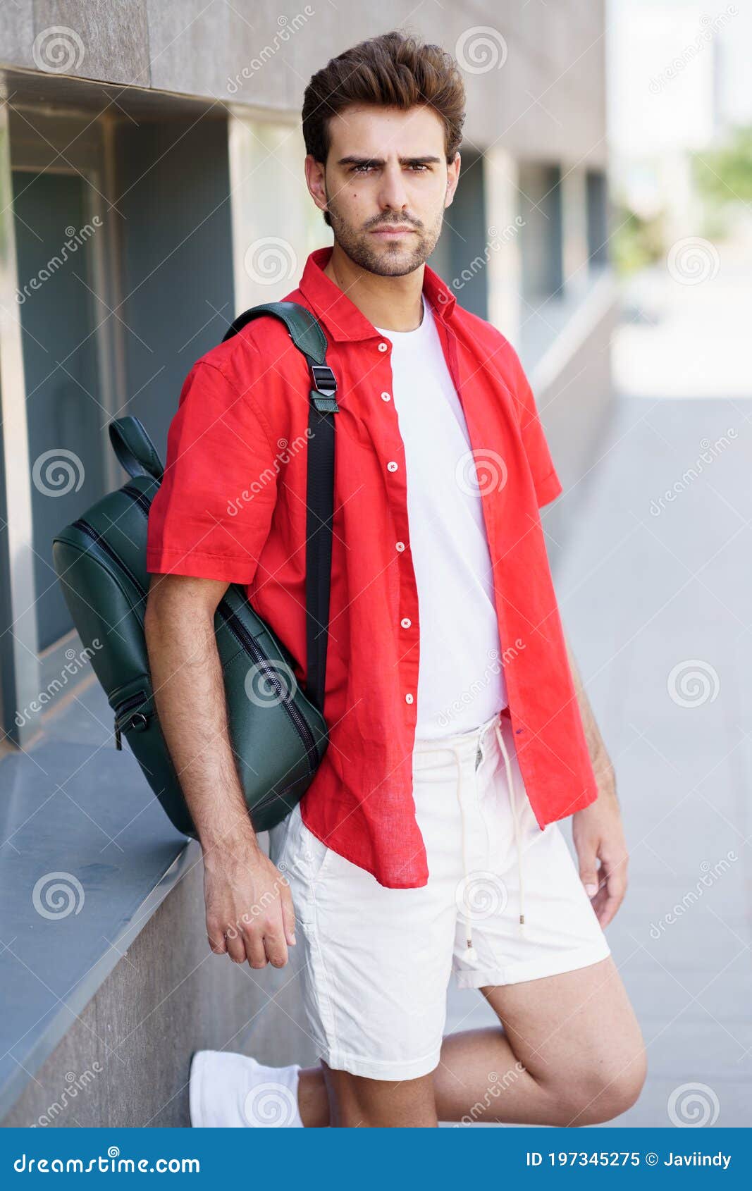 Hombre De Moda Al Aire Libre Con Ropa Informal Imagen de archivo ...