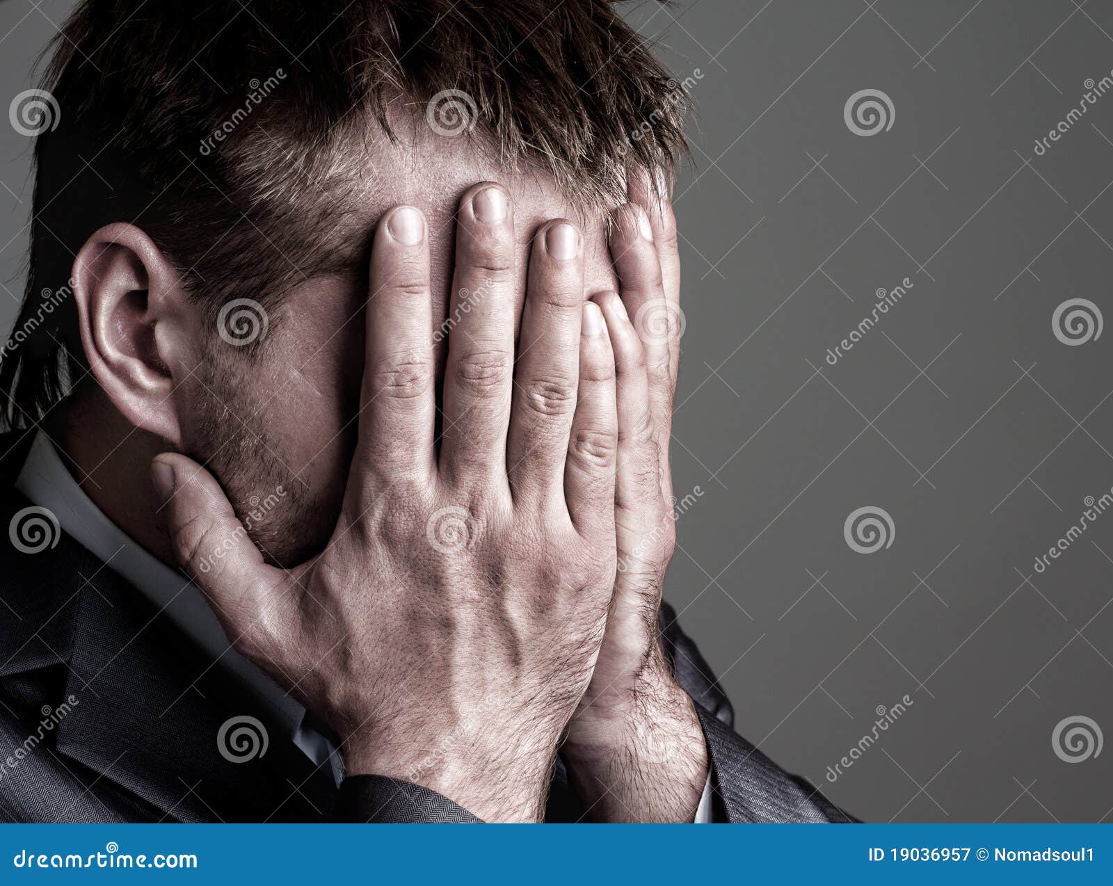 Hombre de negocios agotado imagen de archivo. Imagen de dolor - 19036957