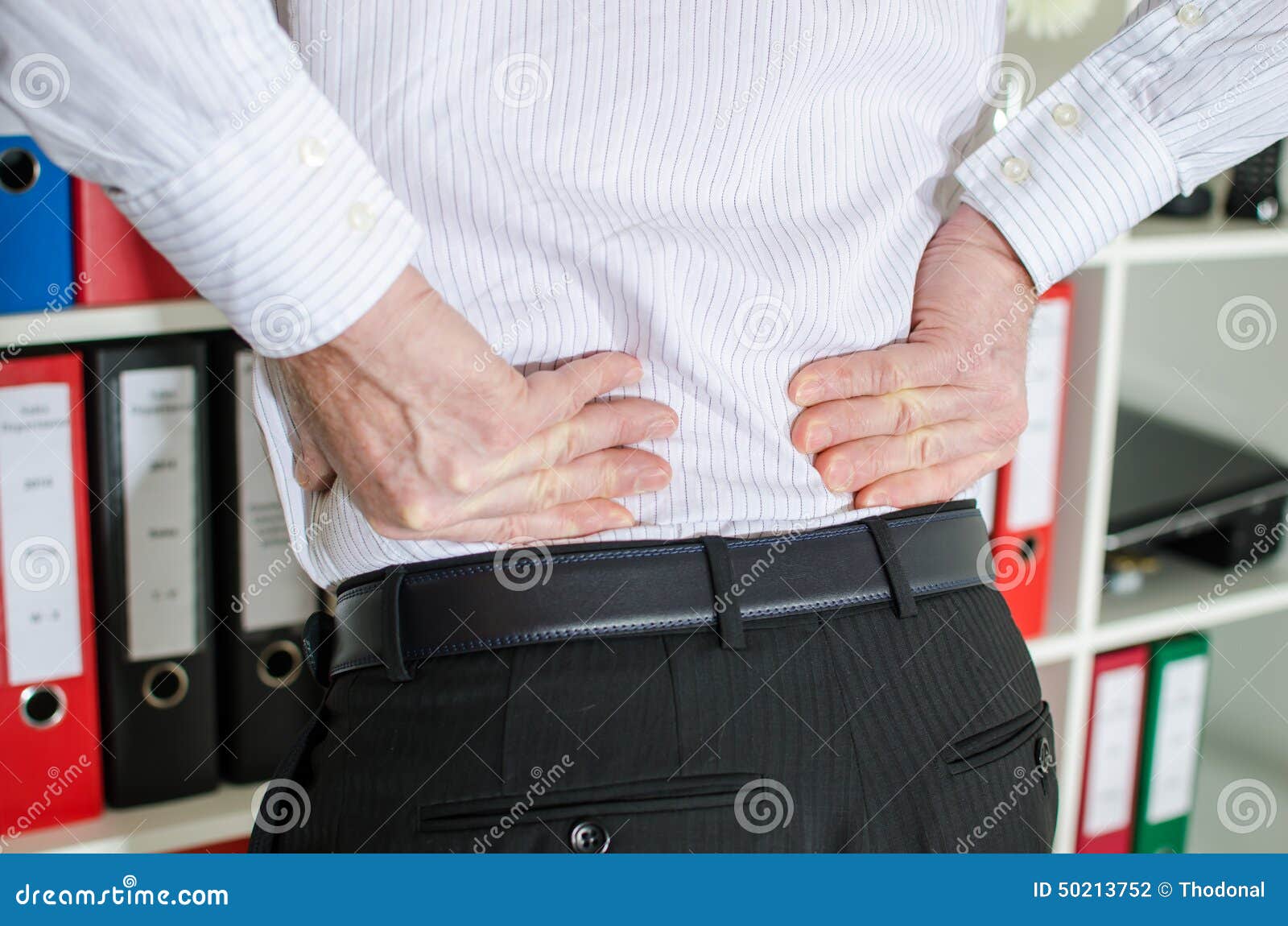 Hombre De Negocios Con Dolor De Espalda Foto de archivo - Imagen de ... Hombre De Negocios Con Dolor De Espalda Foto de archivo - Imagen de ...