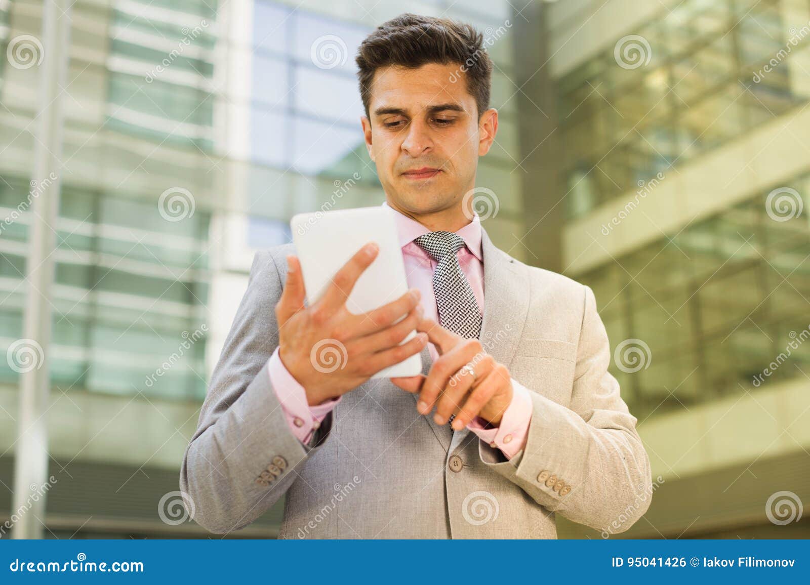 Hombre De Negocios Confiado Using Cell Phone Foto de archivo - Imagen ...