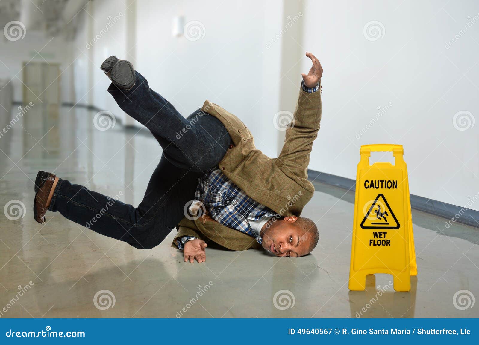 Hombre De Negocios Falling En Piso Mojado Imagen de archivo - Imagen de ...