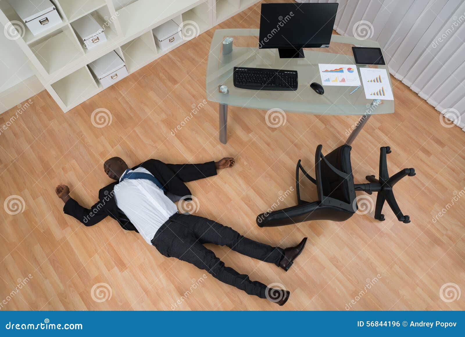 Hombre De Negocios Inconsciente Lying on Floor Foto de archivo - Imagen ...