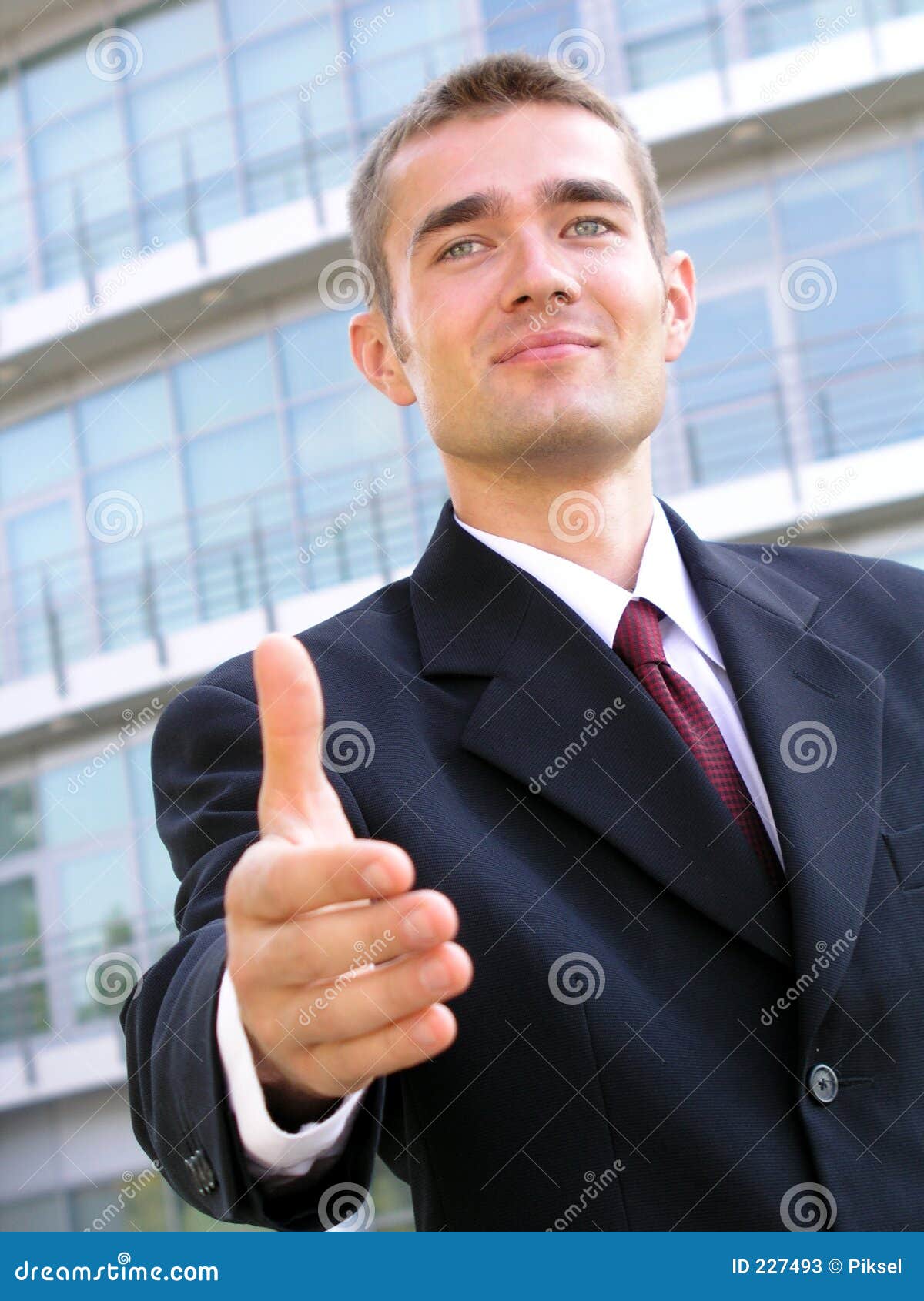 Hombre De Negocios Listo Para Sacudir Las Manos Imagen de archivo ... Hombre De Negocios Listo Para Sacudir Las Manos Imagen de archivo ...
