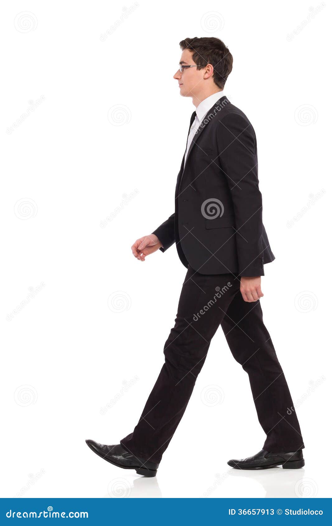 Hombre De Negocios Que Camina En Traje Negro. Imagen de archivo ... Hombre De Negocios Que Camina En Traje Negro. Imagen de archivo ...