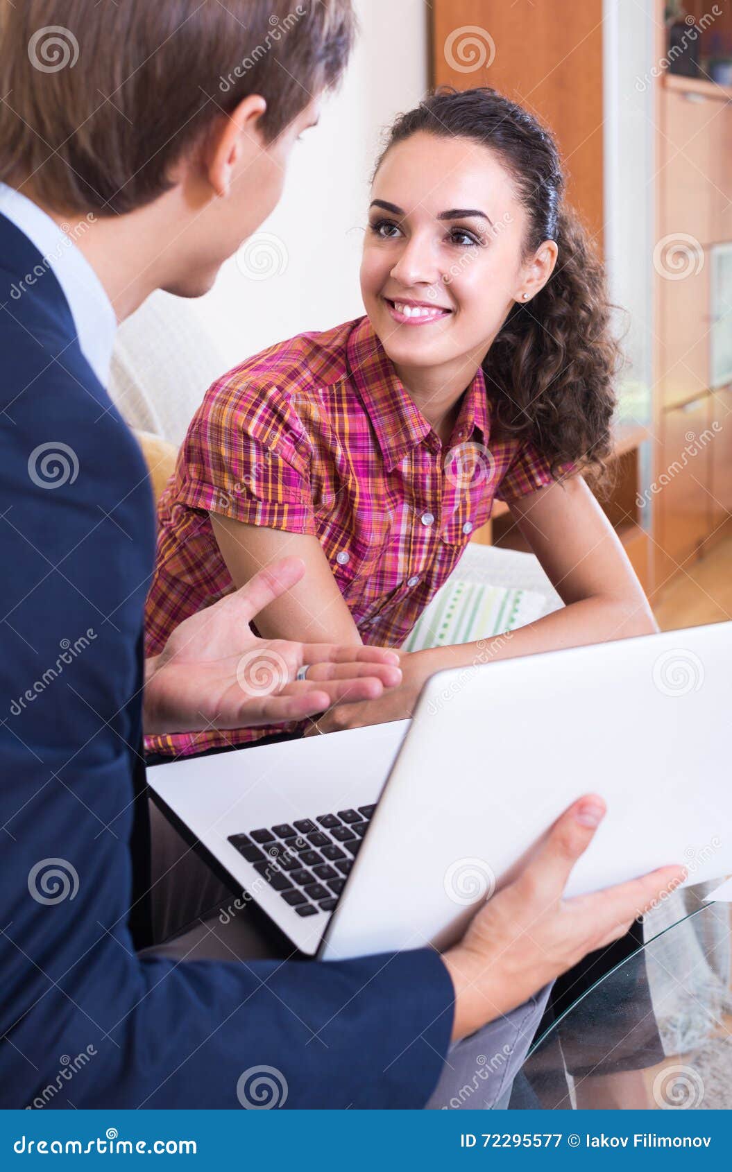 Hombre De Negocios Que Habla Con El Cliente Imagen de archivo - Imagen ...