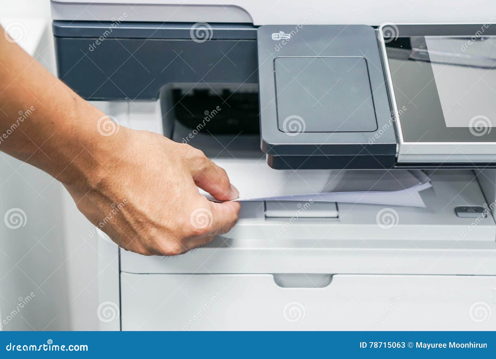 Hombre De Negocios Que Imprime Un Documento Imagen de archivo - Imagen ...