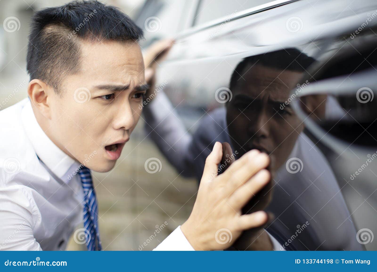 Hombre De Negocios Que Mira El Nuevo Coche Y Preocuparse Lo Foto de ... Hombre De Negocios Que Mira El Nuevo Coche Y Preocuparse Lo Foto de ...