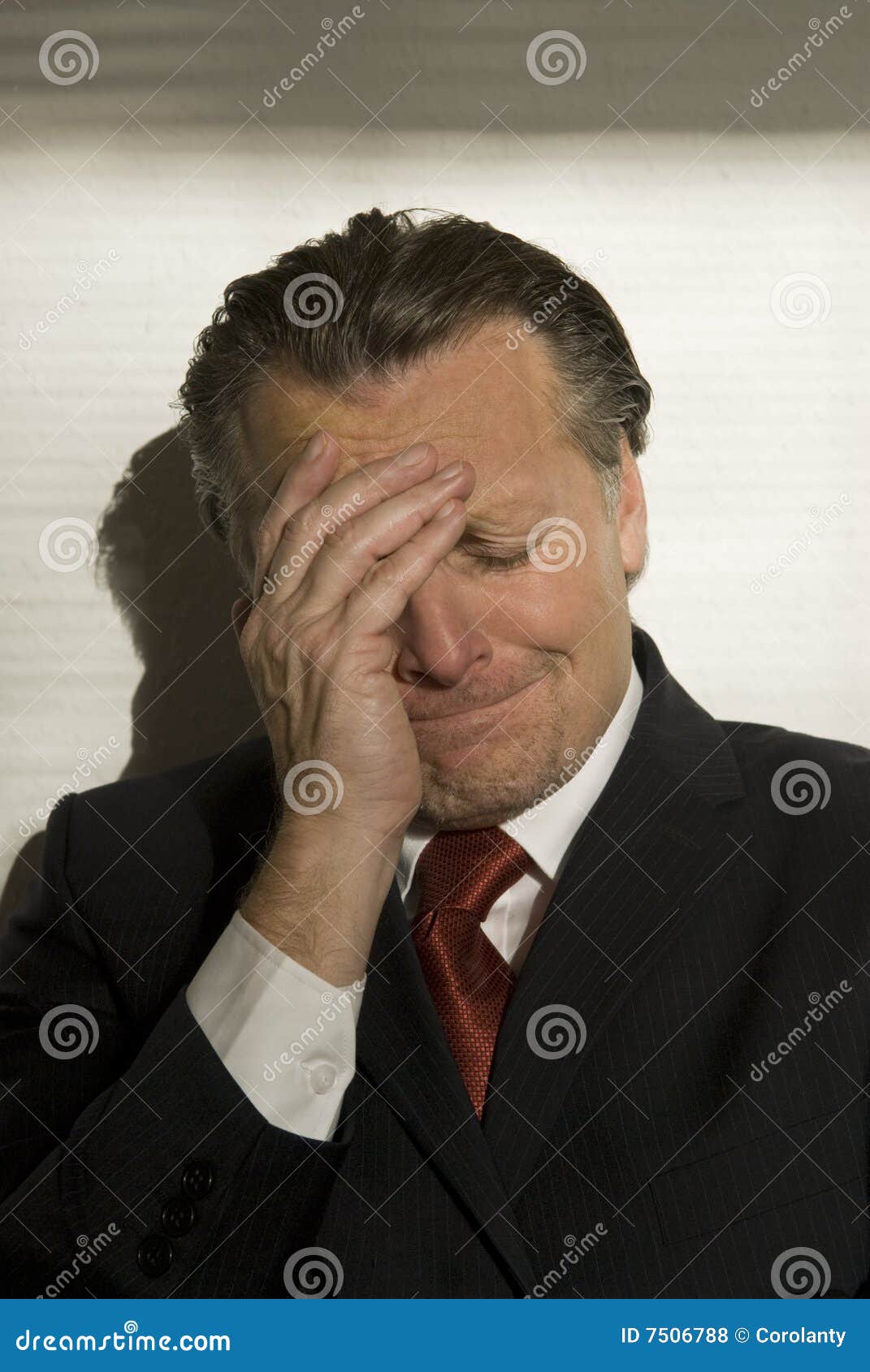 Hombre De Negocios Que Solloza Foto de archivo - Imagen de encargado ...