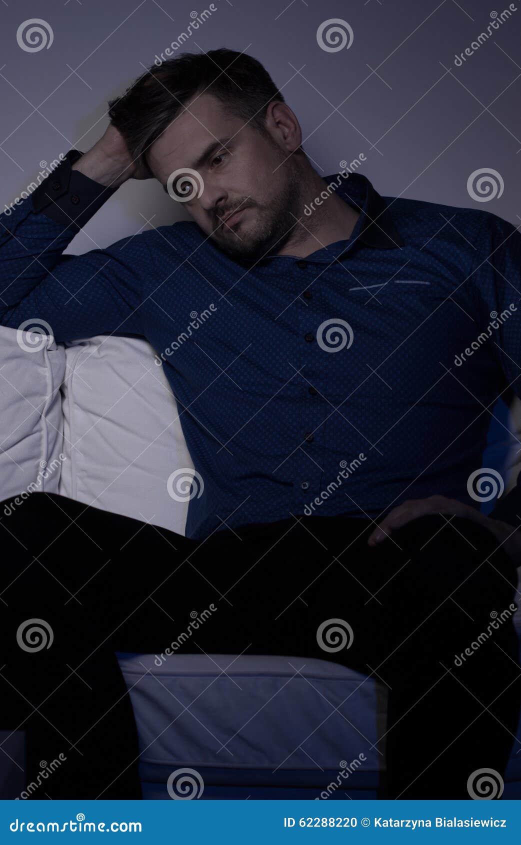 Hombre desgraciado solo foto de archivo. Imagen de ruptura - 62288220