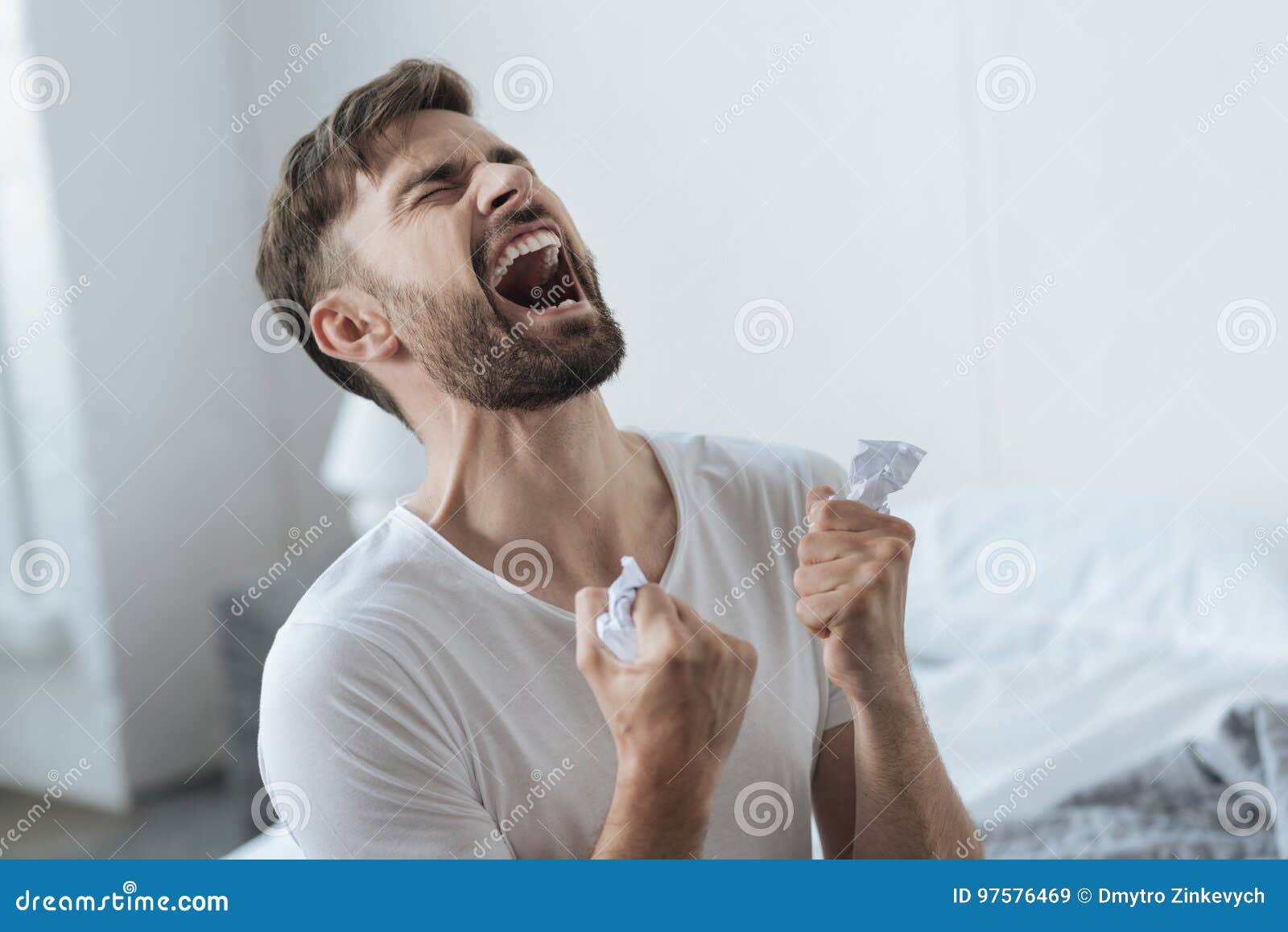 Hombre Devastado Desesperado Que Tiene Un Ataque De Nervios Imagen de archivo - Imagen de ...