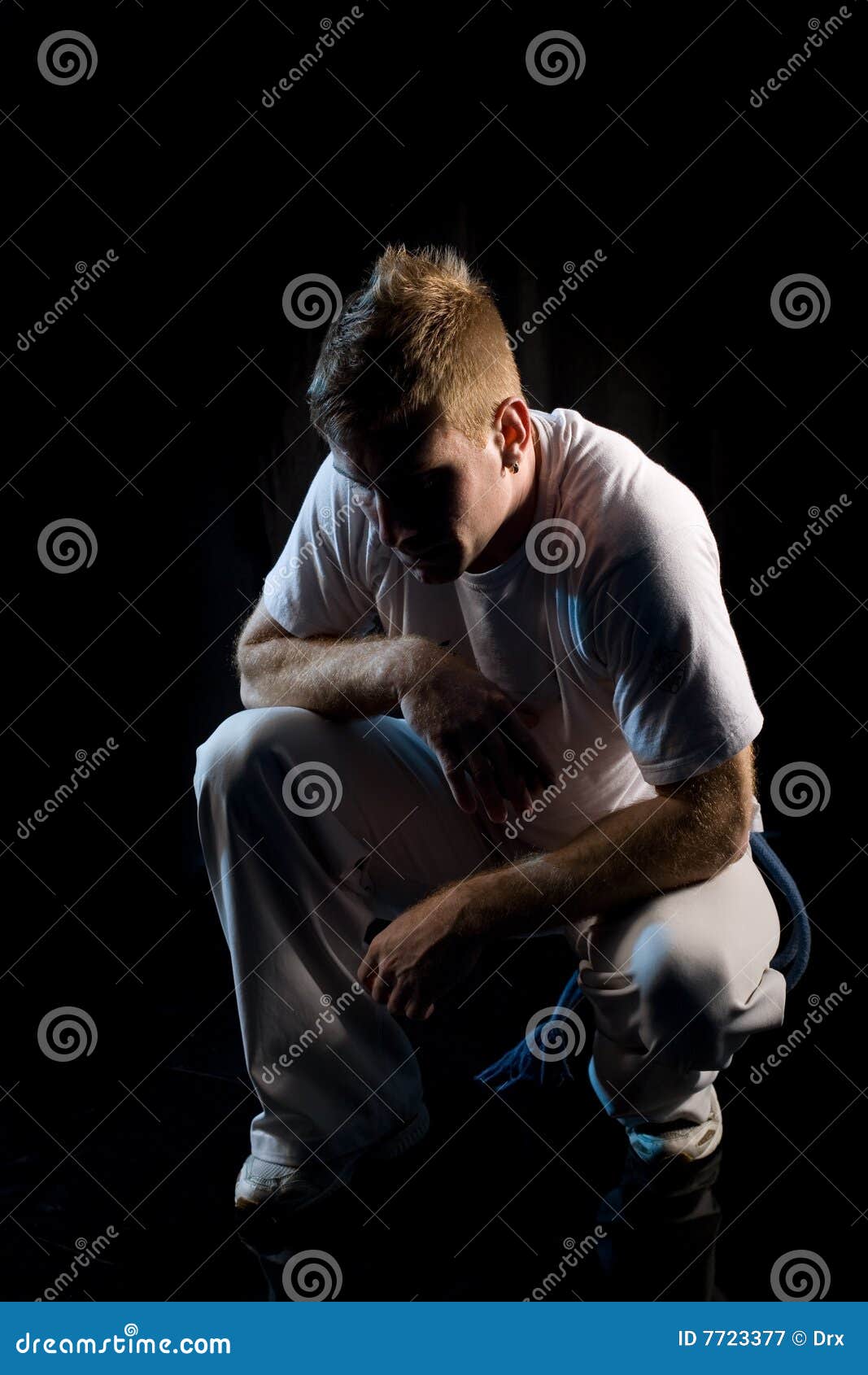 Hombre En Actitud Que Se Agacha Imagen de archivo - Imagen de lifestyle ...
