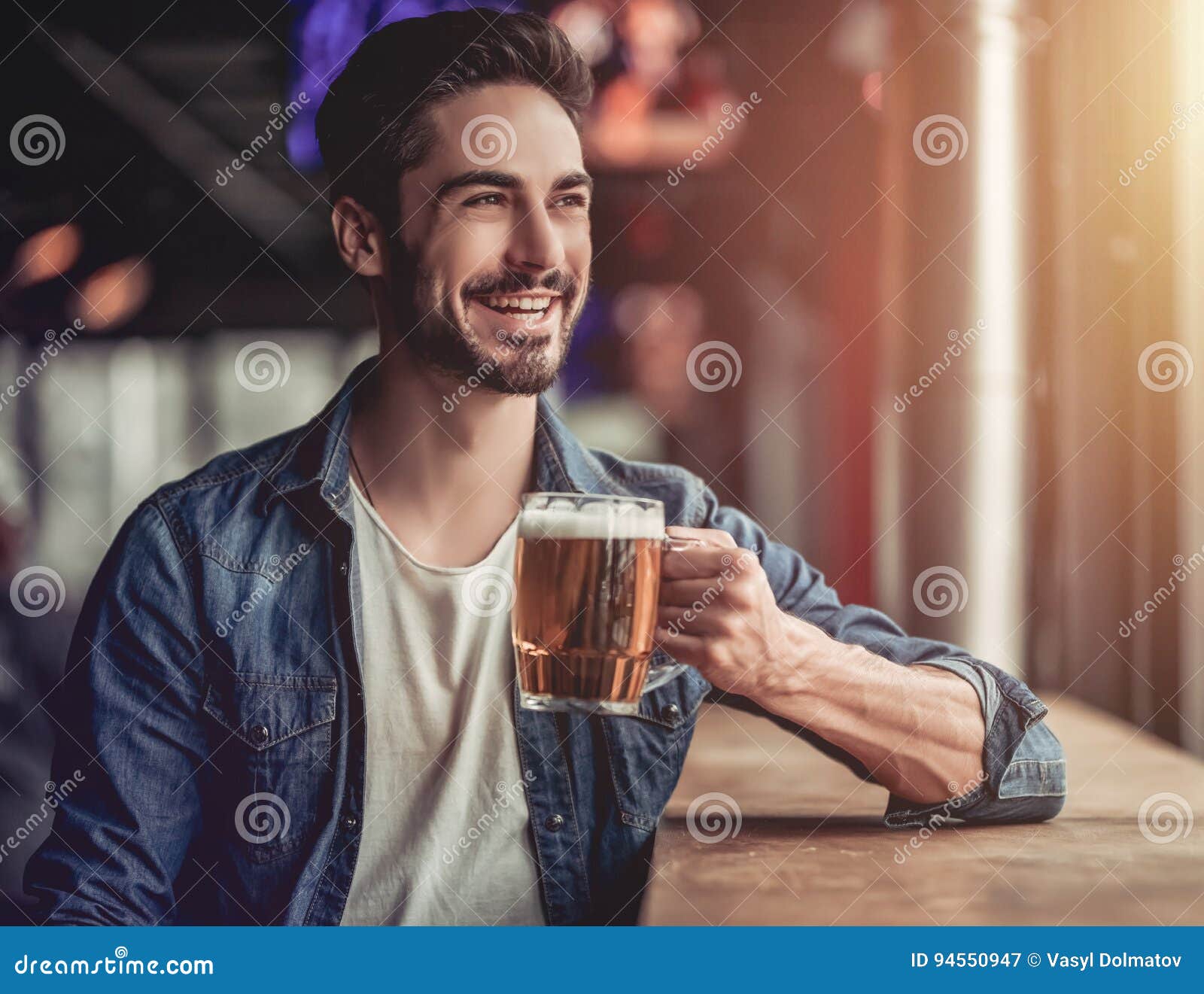 Hombre en barra imagen de archivo. Imagen de persona - 94550947