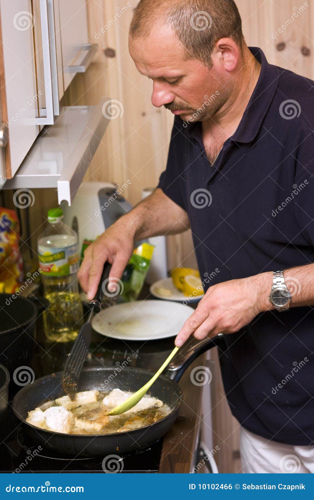 Hombre en cocina foto de archivo. Imagen de enfocado - 10102466