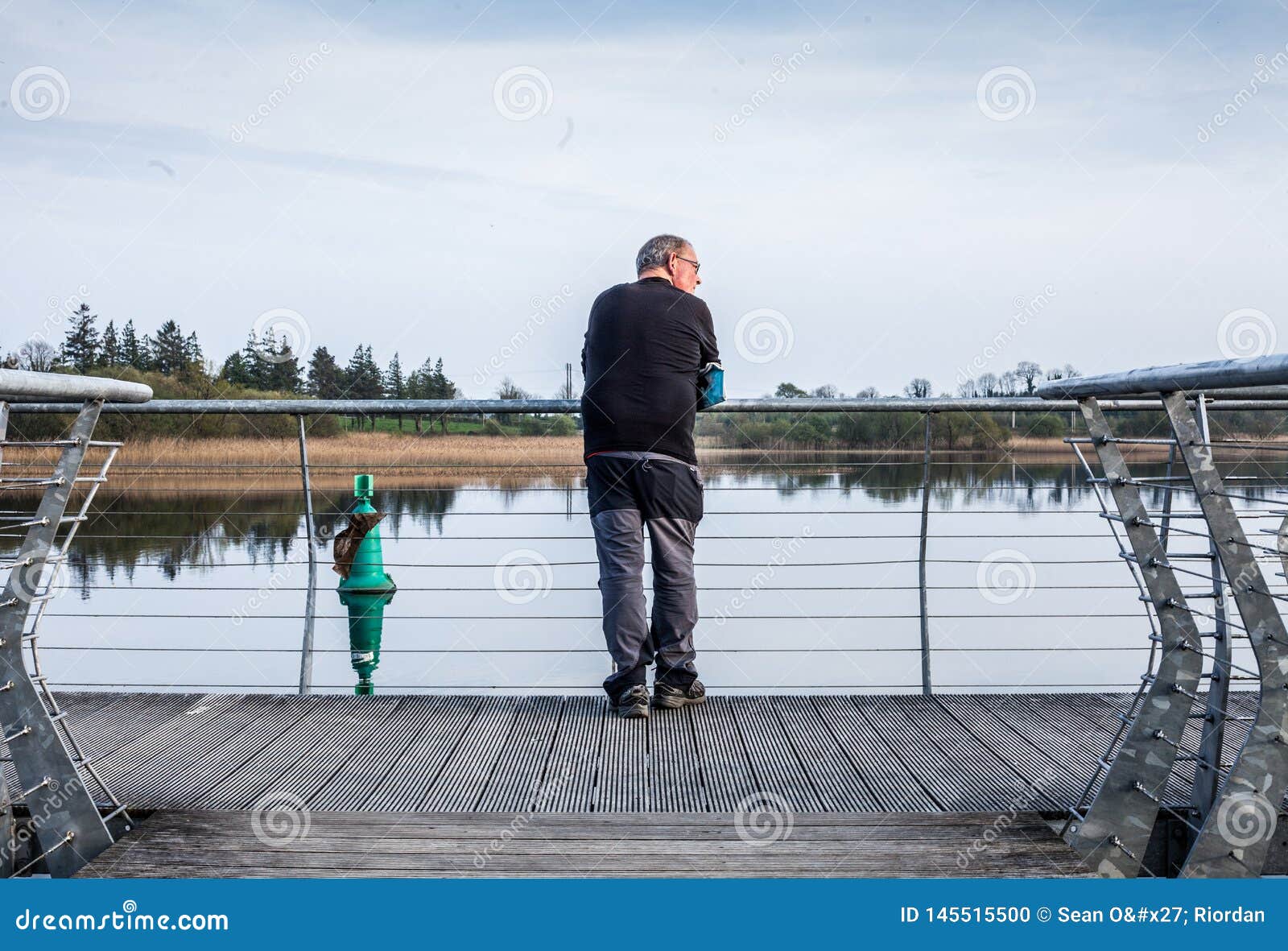 Hombre en el muelle imagen editorial. Imagen de hombre - 145515500