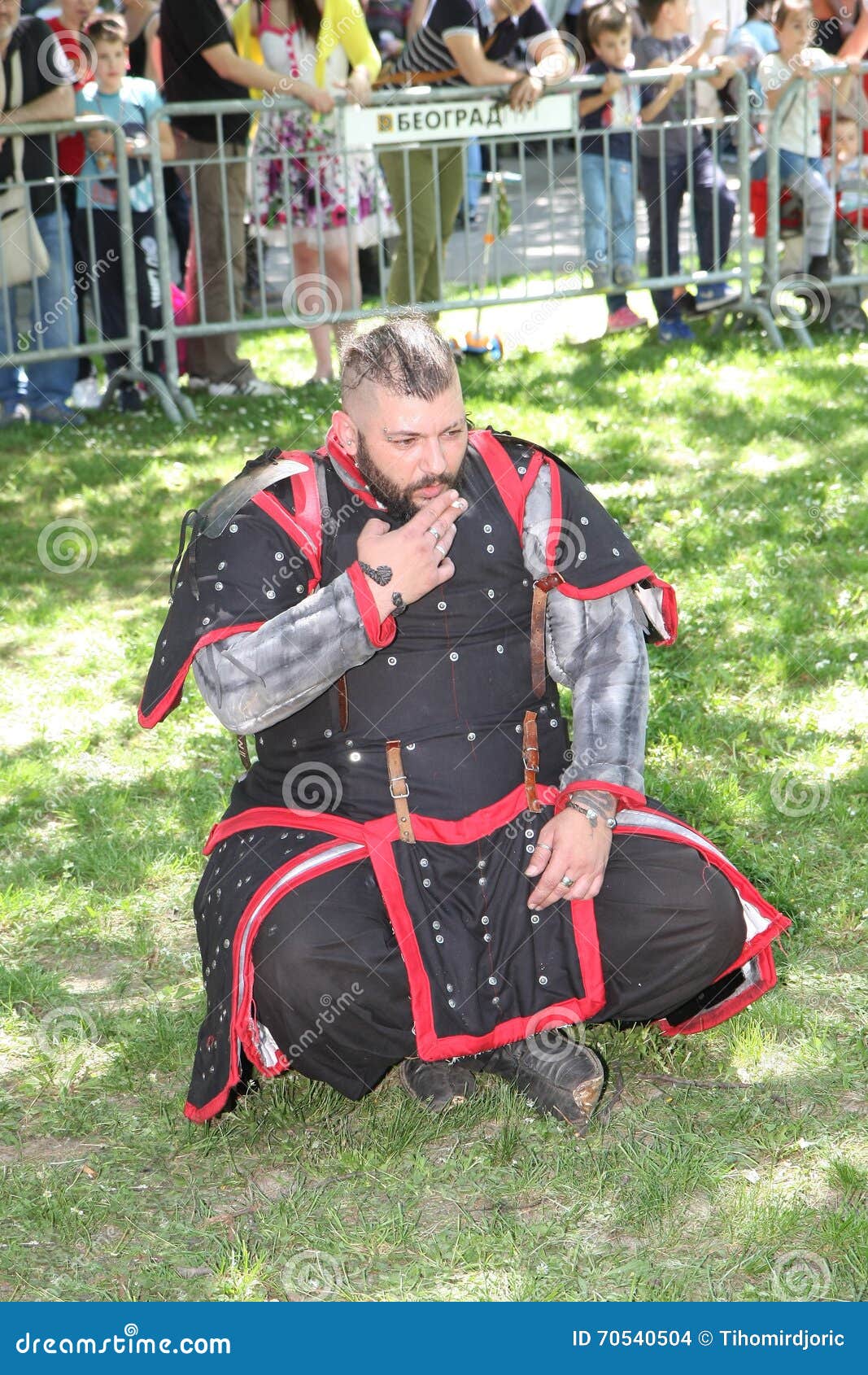 Hombre En Ropa Que Lucha Medieval Imagen de archivo editorial - Imagen ...