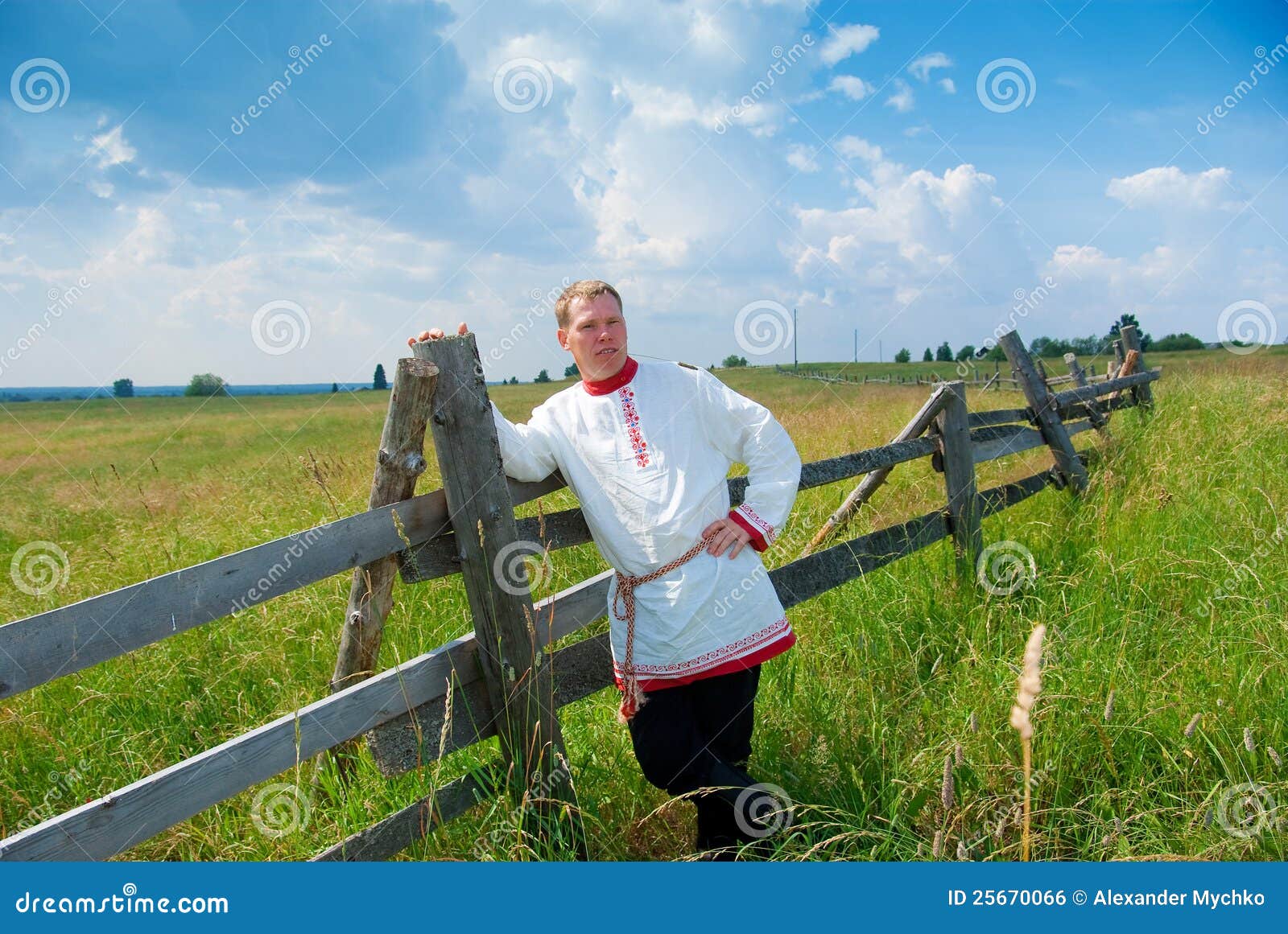 Hombre En Ropa Rusa Nacional Foto de archivo - Imagen de verano, adulto ...
