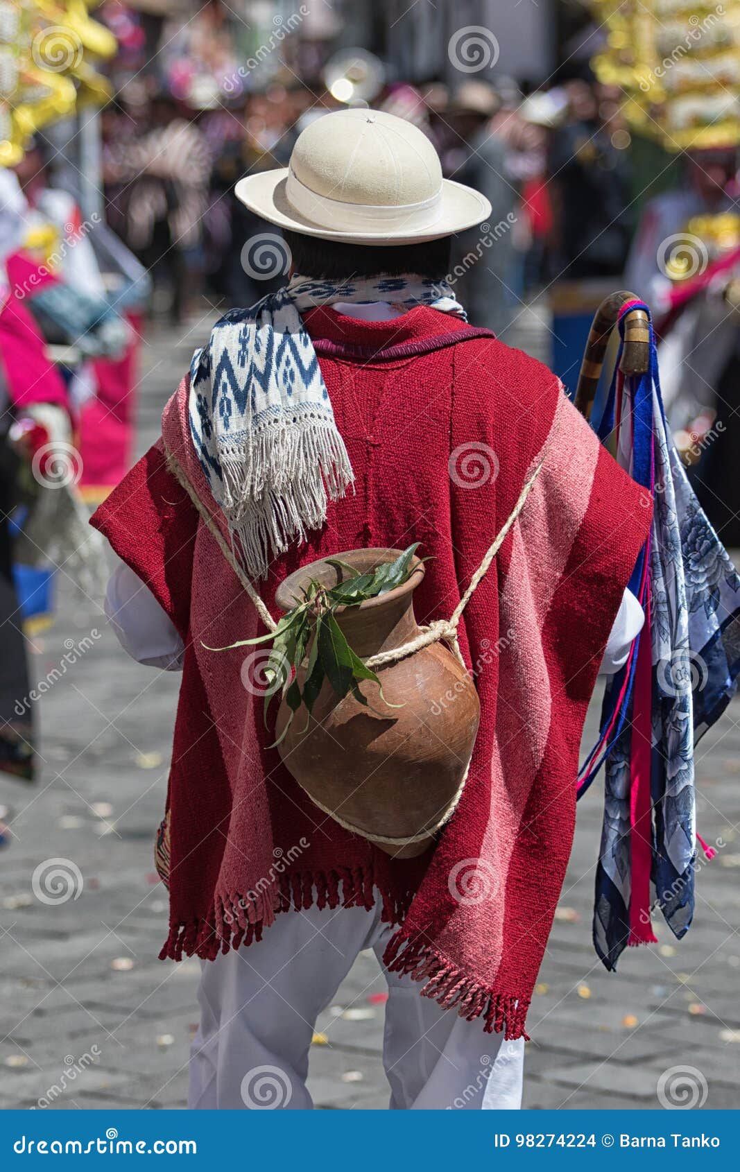 Hombre En Ropa Tradicional En Ecuador Imagen de archivo editorial ...