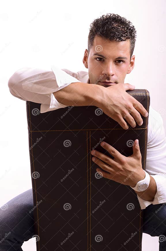 Hombre en silla foto de archivo. Imagen de hombre, mitad - 34043976