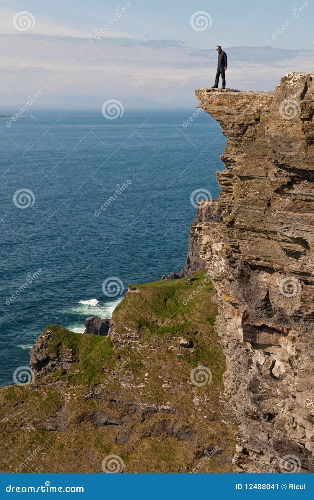 Hombre en un acantilado imagen de archivo. Imagen de irlanda - 12488041