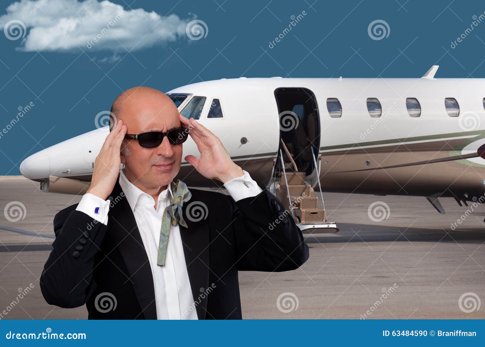 Hombre En Un Smoking Que Expresa Malestar Foto de archivo - Imagen de ...