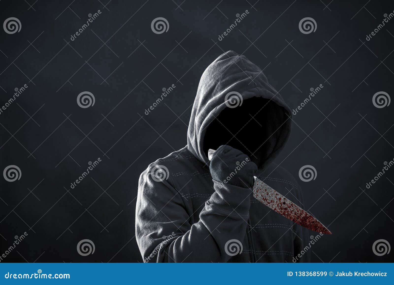 Hombre Encapuchado Con El Cuchillo Sangriento Imagen de archivo ...