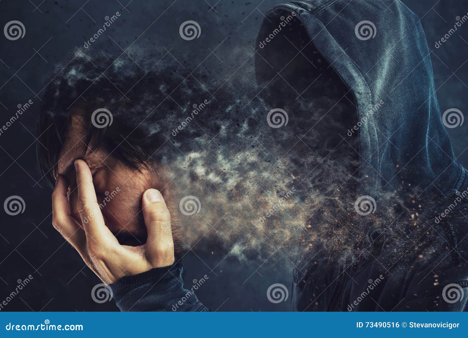 Hombre Encapuchado Que Saca Su Mascarilla Foto de archivo - Imagen de ...