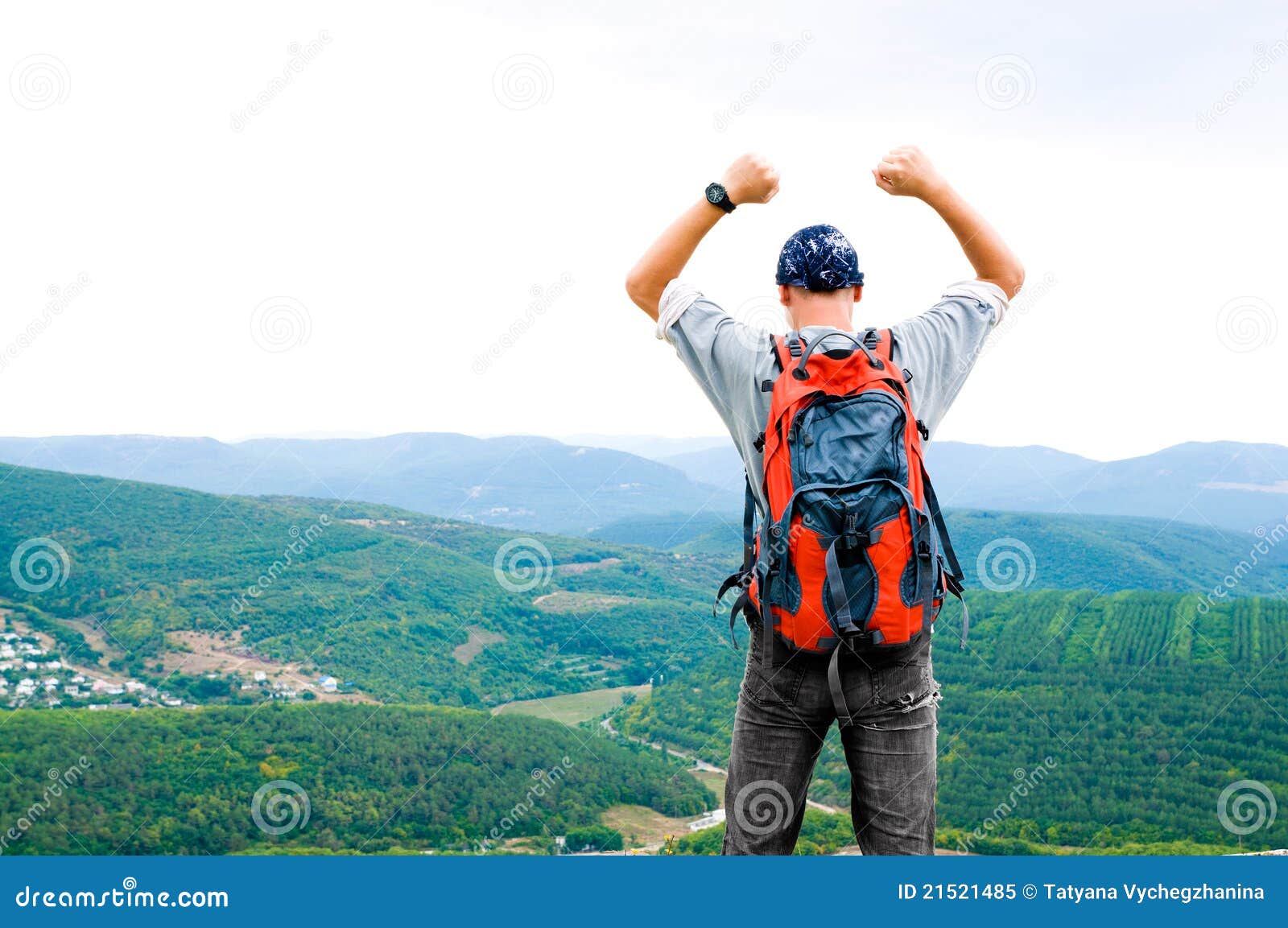 Hombre feliz en la montaña imagen de archivo. Imagen de exterior - 21521485