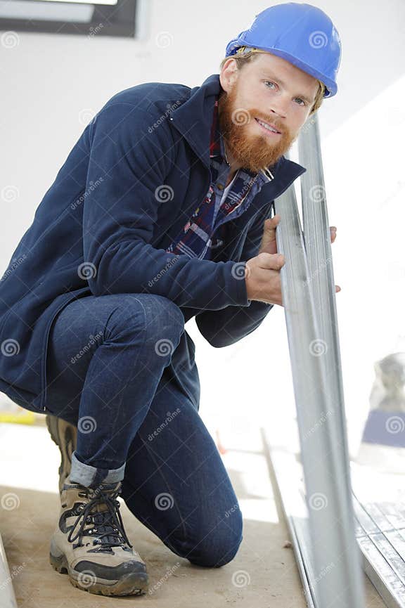 Hombre Feliz Instalando El Silo De Metal Foto de archivo - Imagen de ... Hombre Feliz Instalando El Silo De Metal Foto de archivo - Imagen de ...