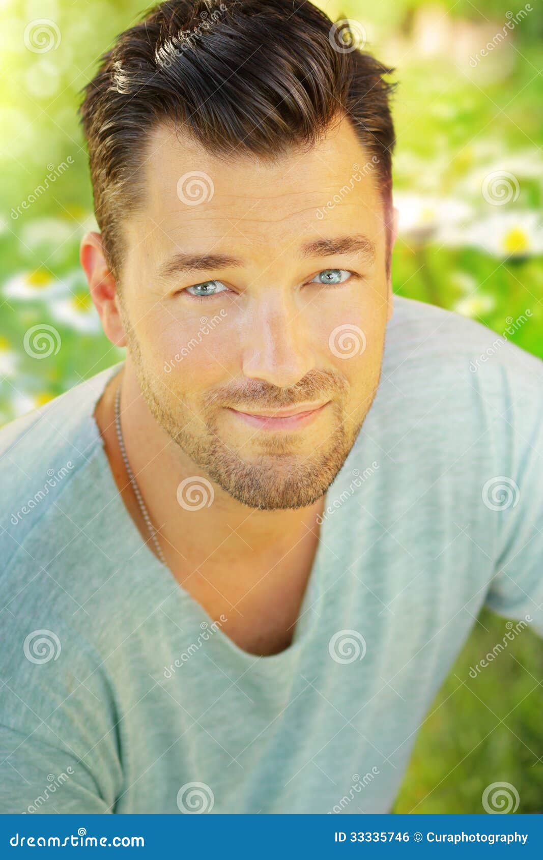 Hombre feliz joven foto de archivo. Imagen de alegre - 33335746