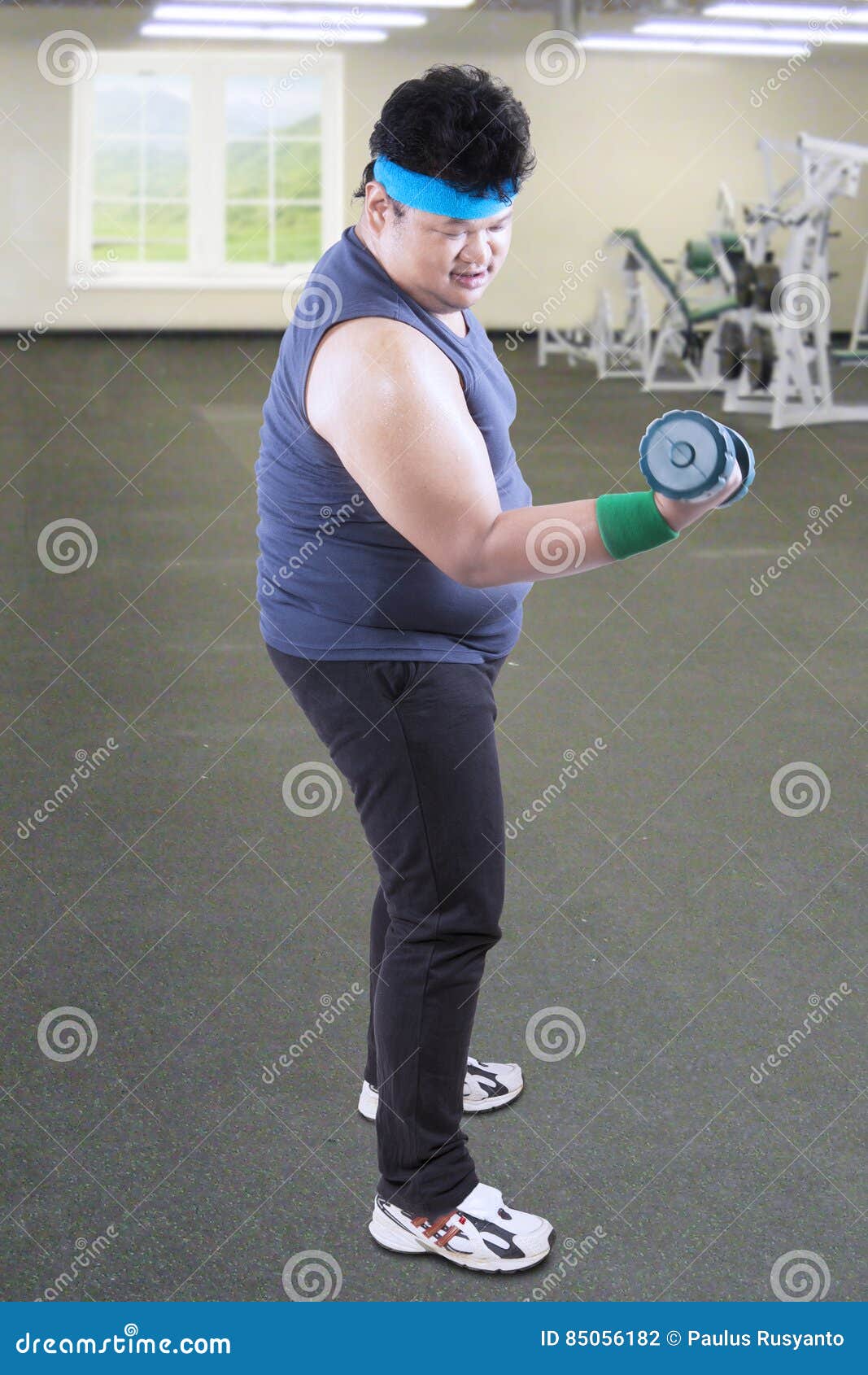 Hombre Gordo Que Ejercita Con El Barbell Foto de archivo - Imagen de ...