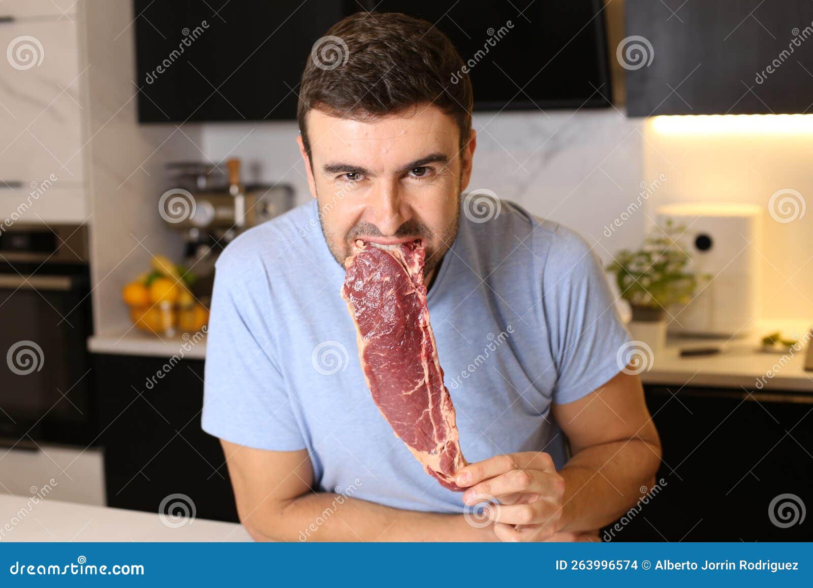 Hombre Hambriento Comiendo Carne Cruda Foto de archivo - Imagen de ...