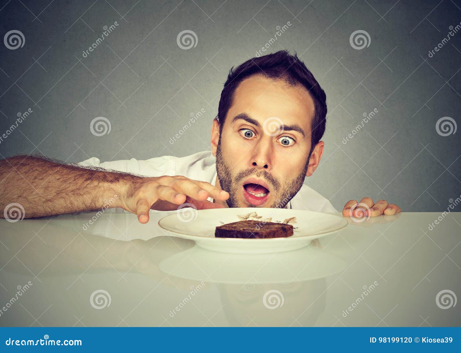 Hombre Hambriento Que Anhela La Comida Dulce Foto de archivo - Imagen ...