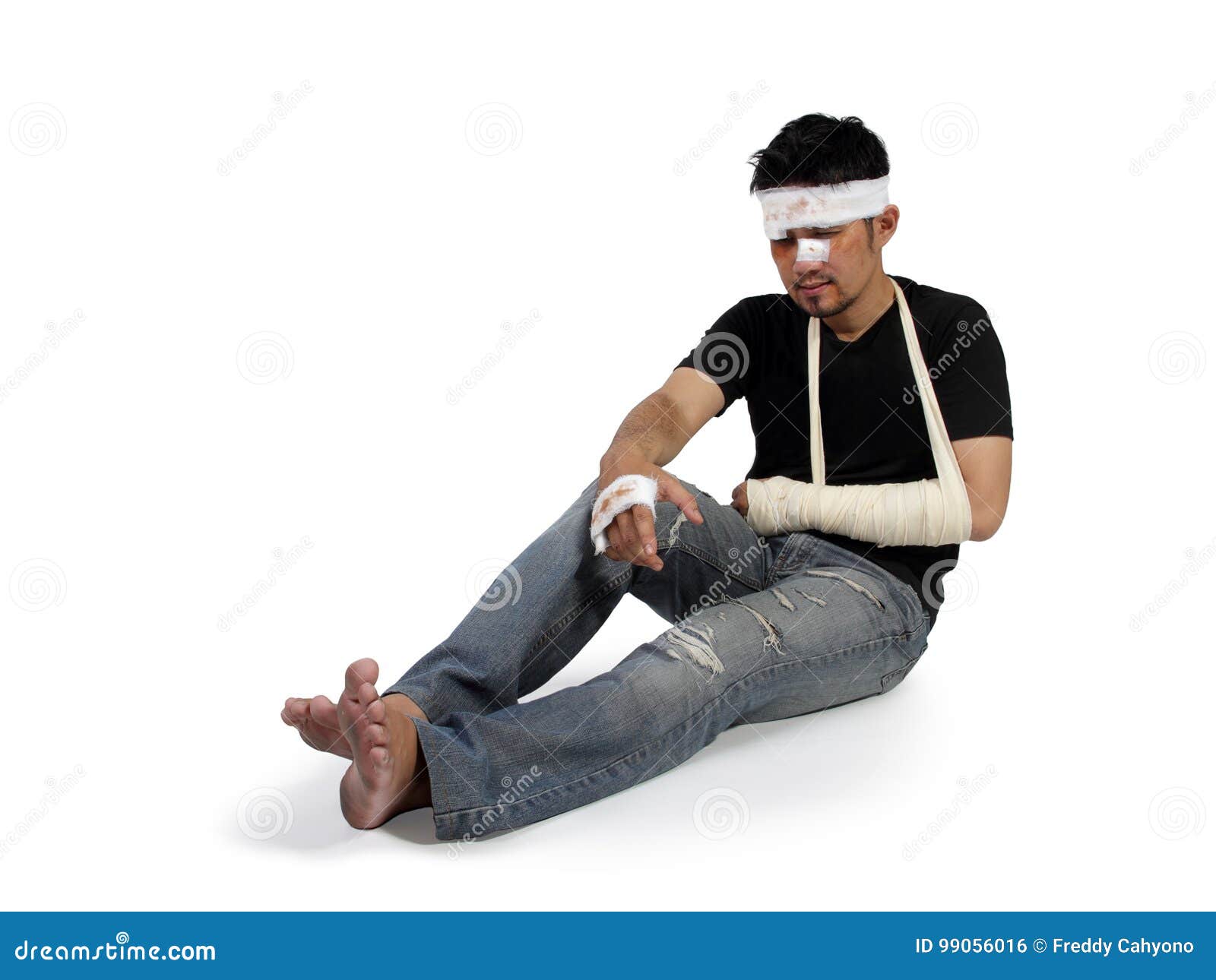 Hombre herido en el piso foto de archivo. Imagen de malo - 99056016