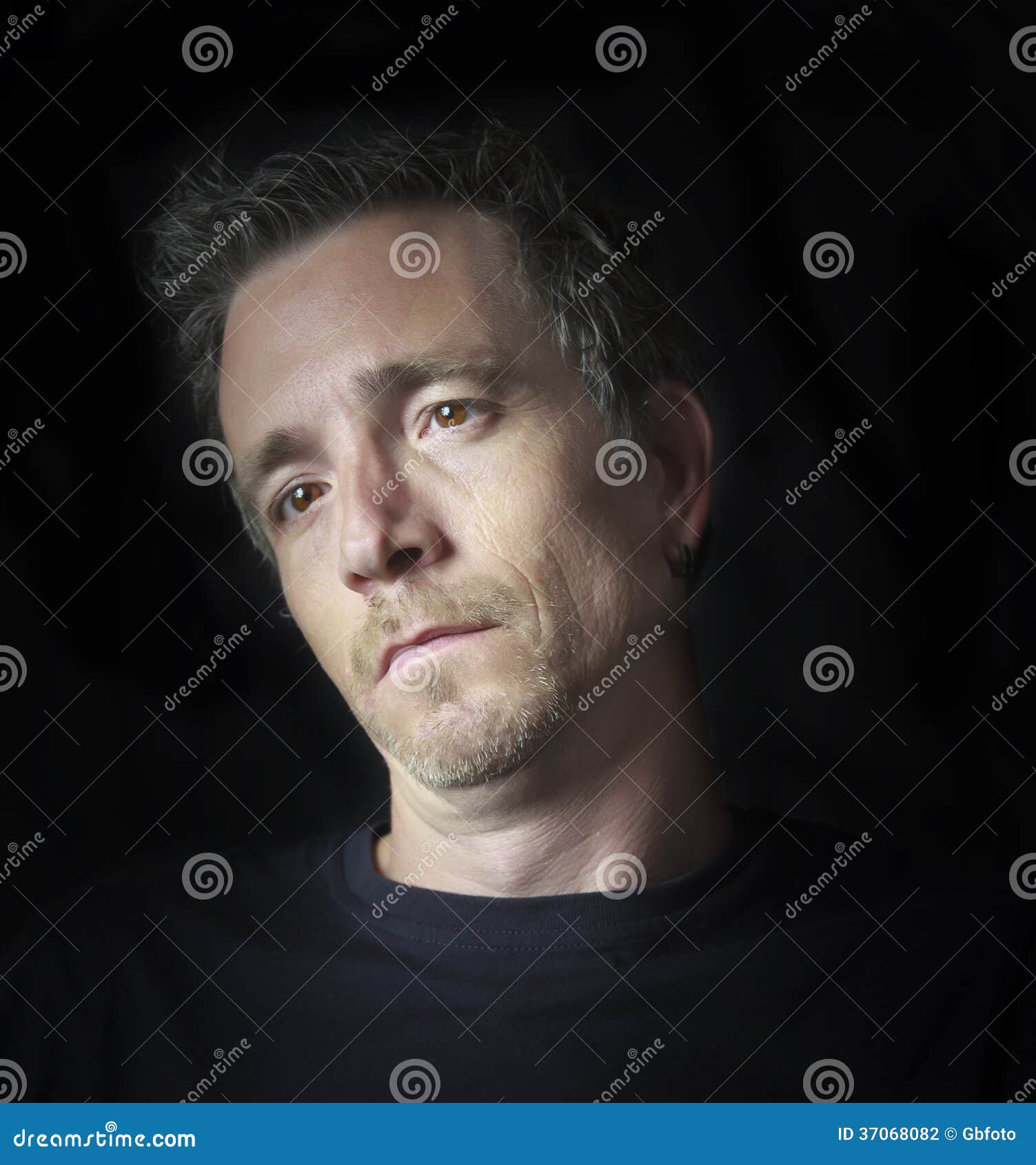 Hombre hosco foto de archivo. Imagen de mirando, hermoso - 37068082
