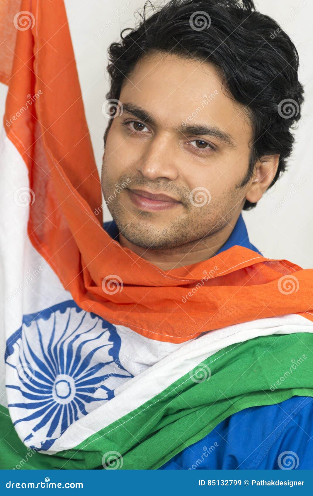 Hombre Indio Con La Bandera India Imagen de archivo - Imagen de hundir ...