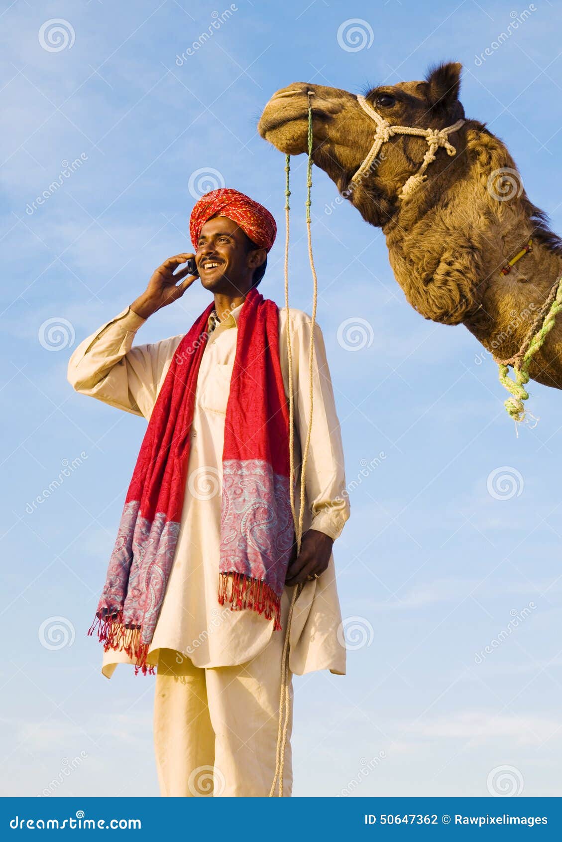 Hombre Indio Indígena Que Hace Una Llamada Foto de archivo - Imagen de ...