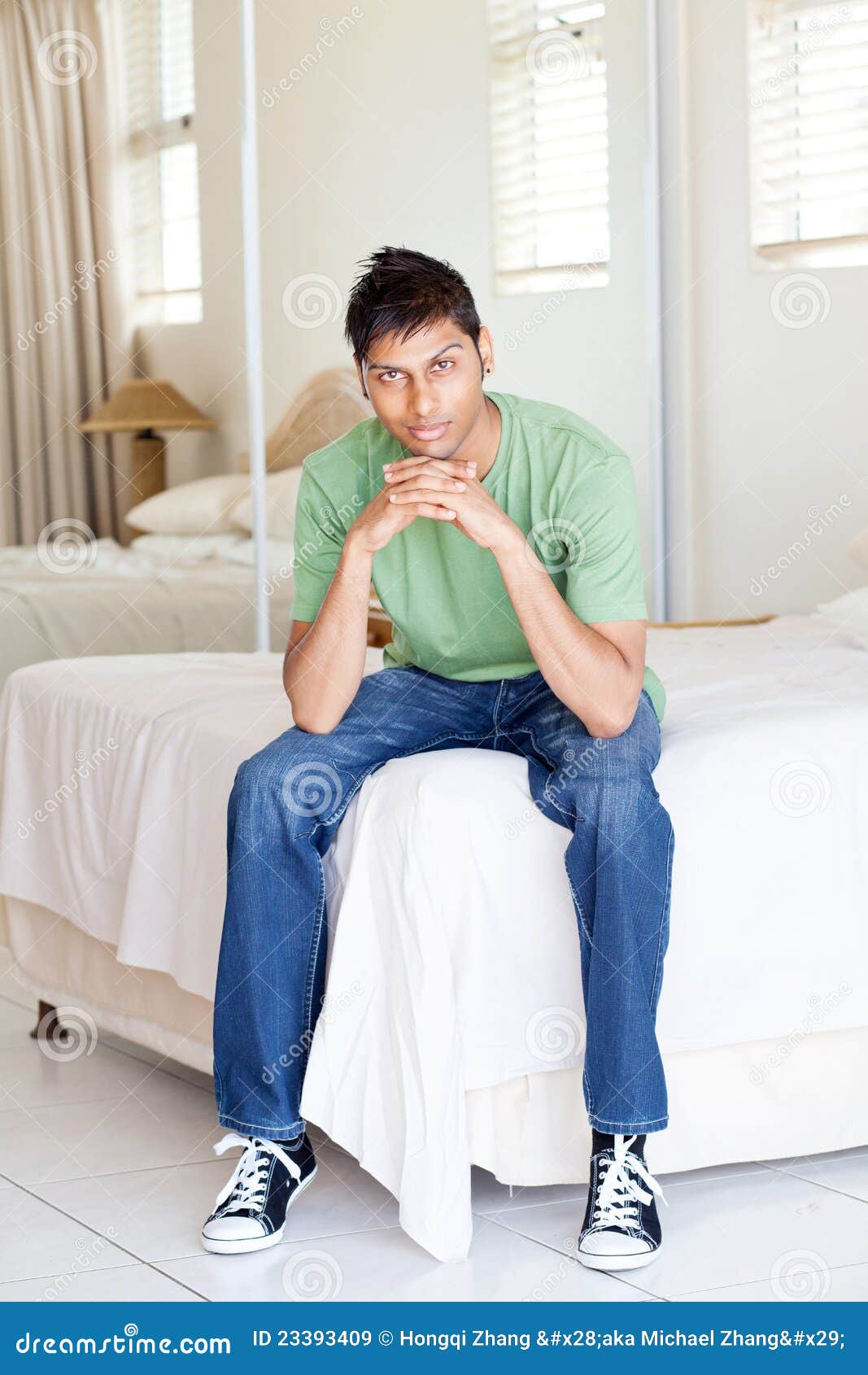 Hombre indio moderno imagen de archivo. Imagen de verde - 23393409