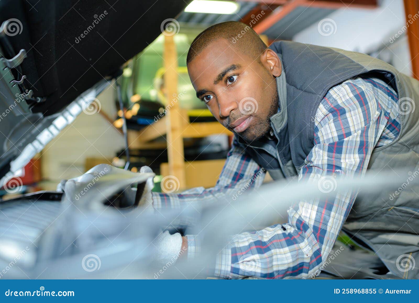 Hombre Inspeccionando El Coche Imagen de archivo - Imagen de causa ...