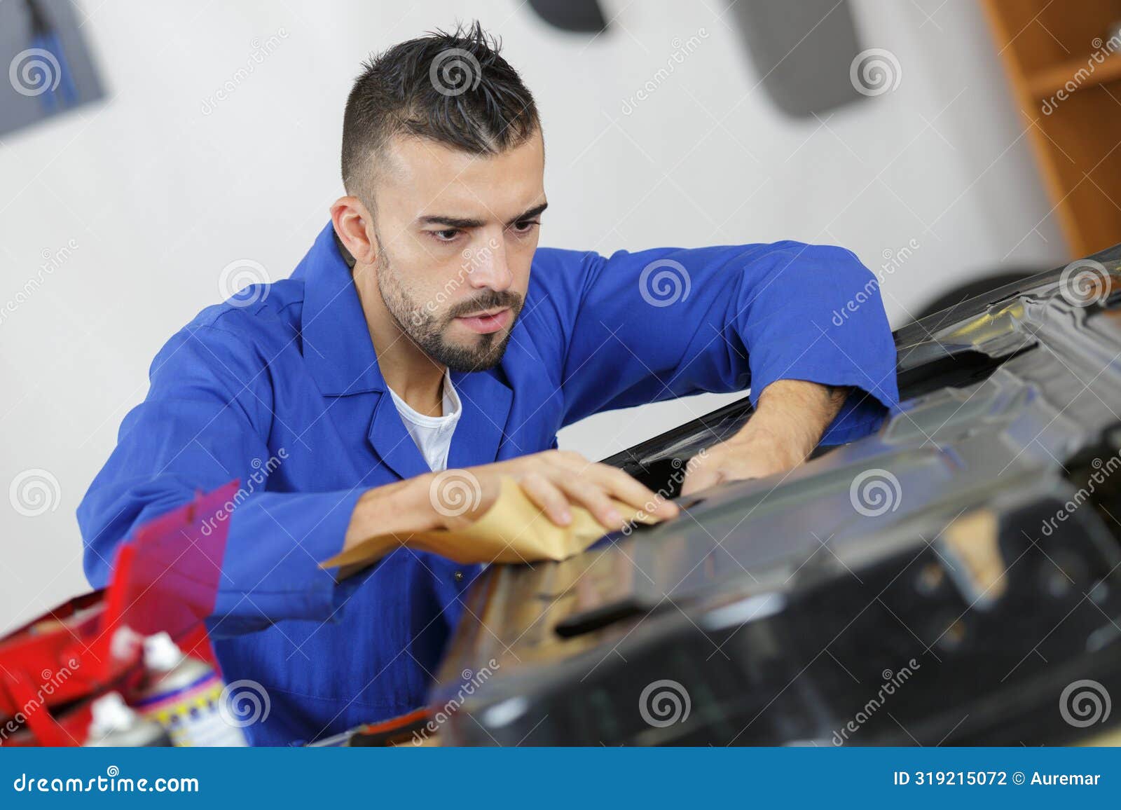 Hombre Inspeccionando El Problema Foto de archivo - Imagen de contrato ...