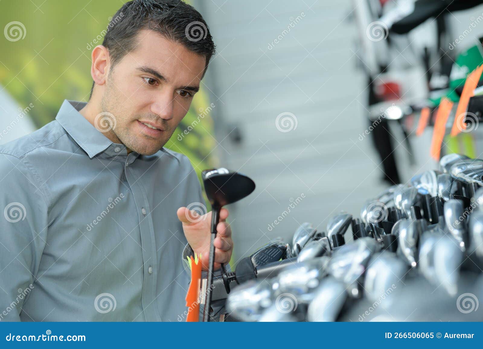 Hombre Inspeccionando Materiales De Golf Imagen de archivo - Imagen de ...